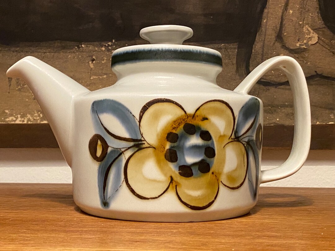 Teapot Norwegian. Inger Waage for Stavangerflint Norway. SENJA. Handpainted. Mid Century Modern ...