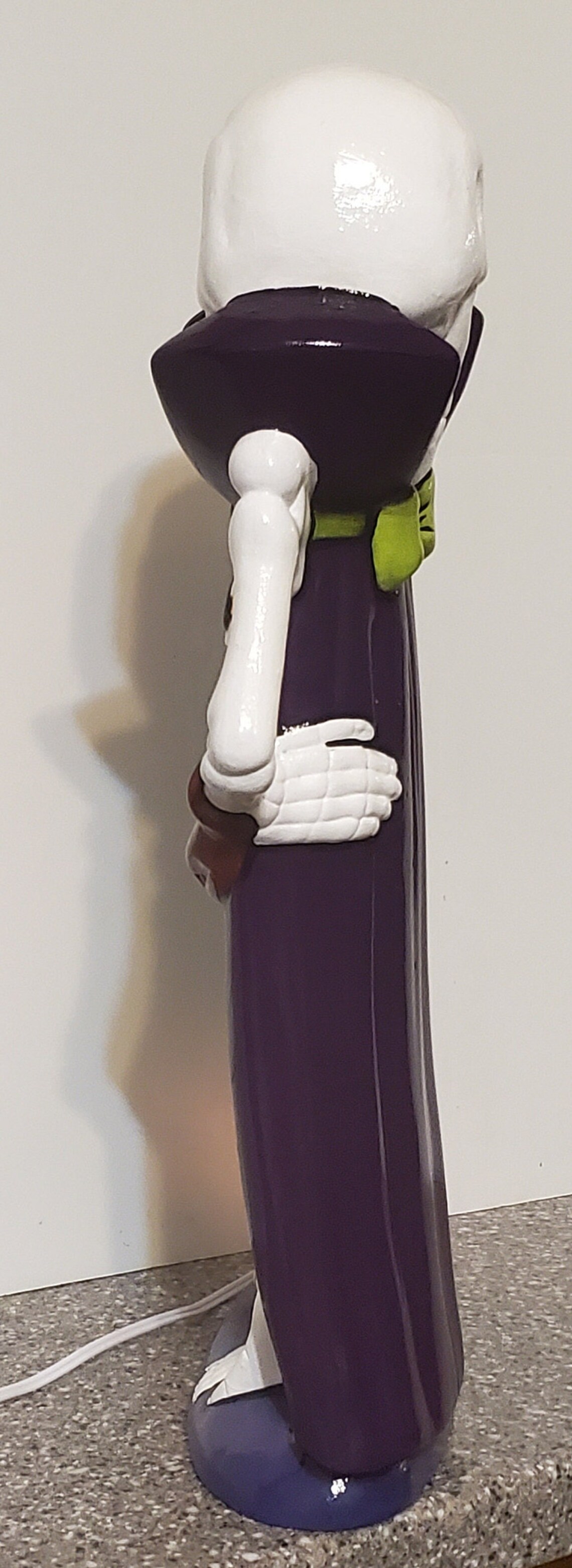 Skeleton Welcome Sign With Lights. Offering a Cute Halloween Welcome ...