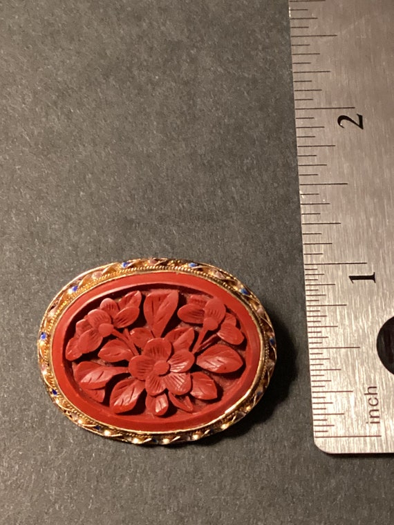 Beautiful cinnabar brooch in gold-tone sterling silve… - Gem