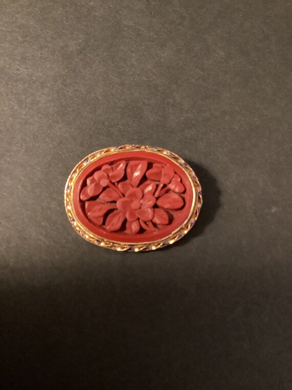 Beautiful cinnabar brooch in gold-tone sterling silve… - Gem