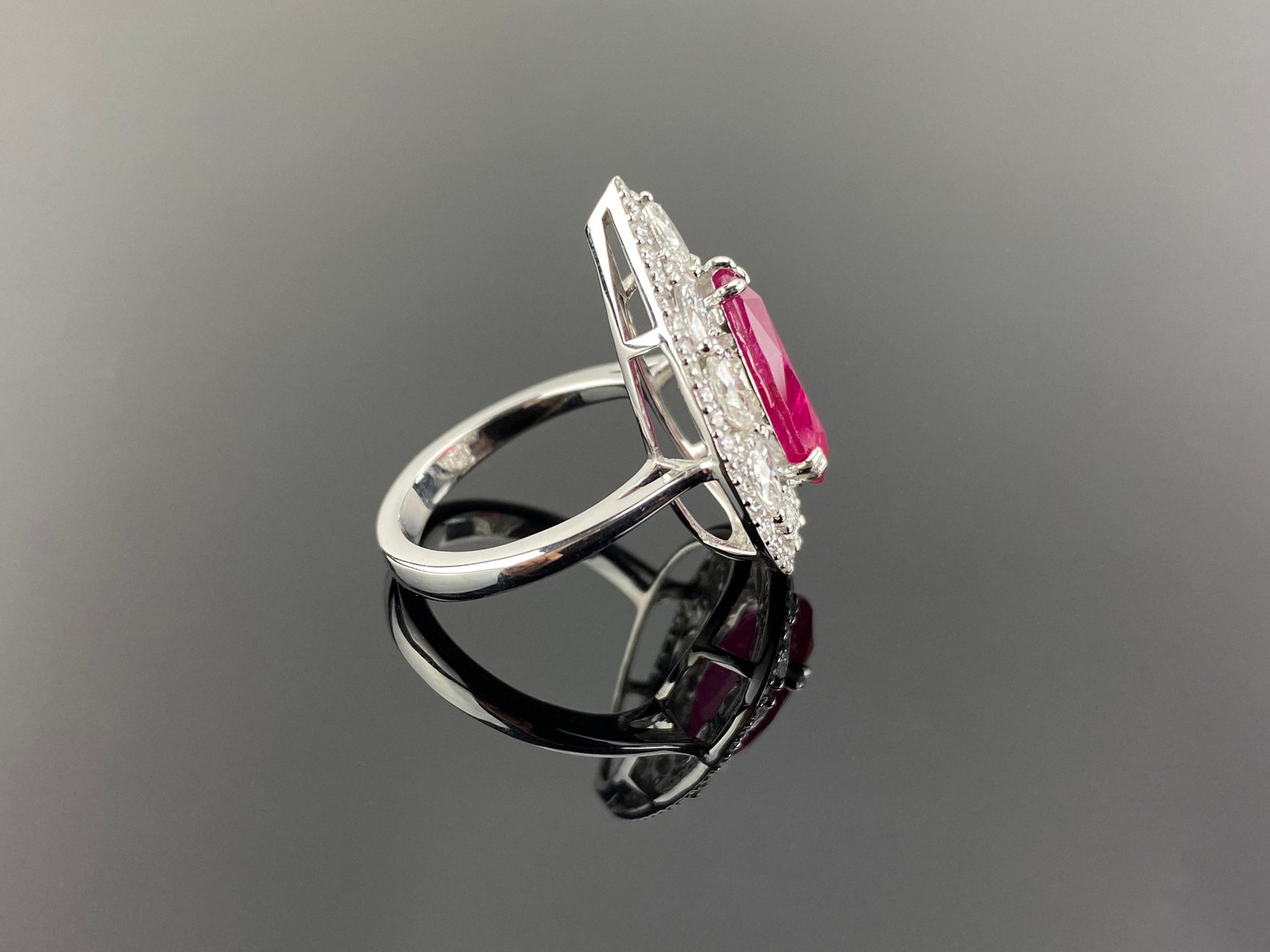 Certified Natural Pear-shaped Ruby Ring With VVS Diamond - Modern ...