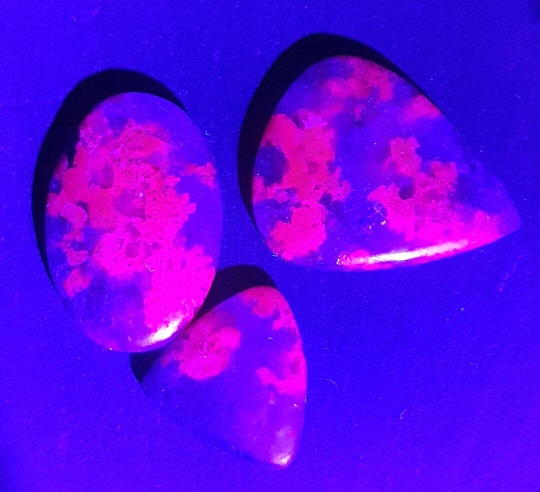 Ruby Moss Blacklight Agate, UV Ultra Violet Fluorescent Corundum and ...