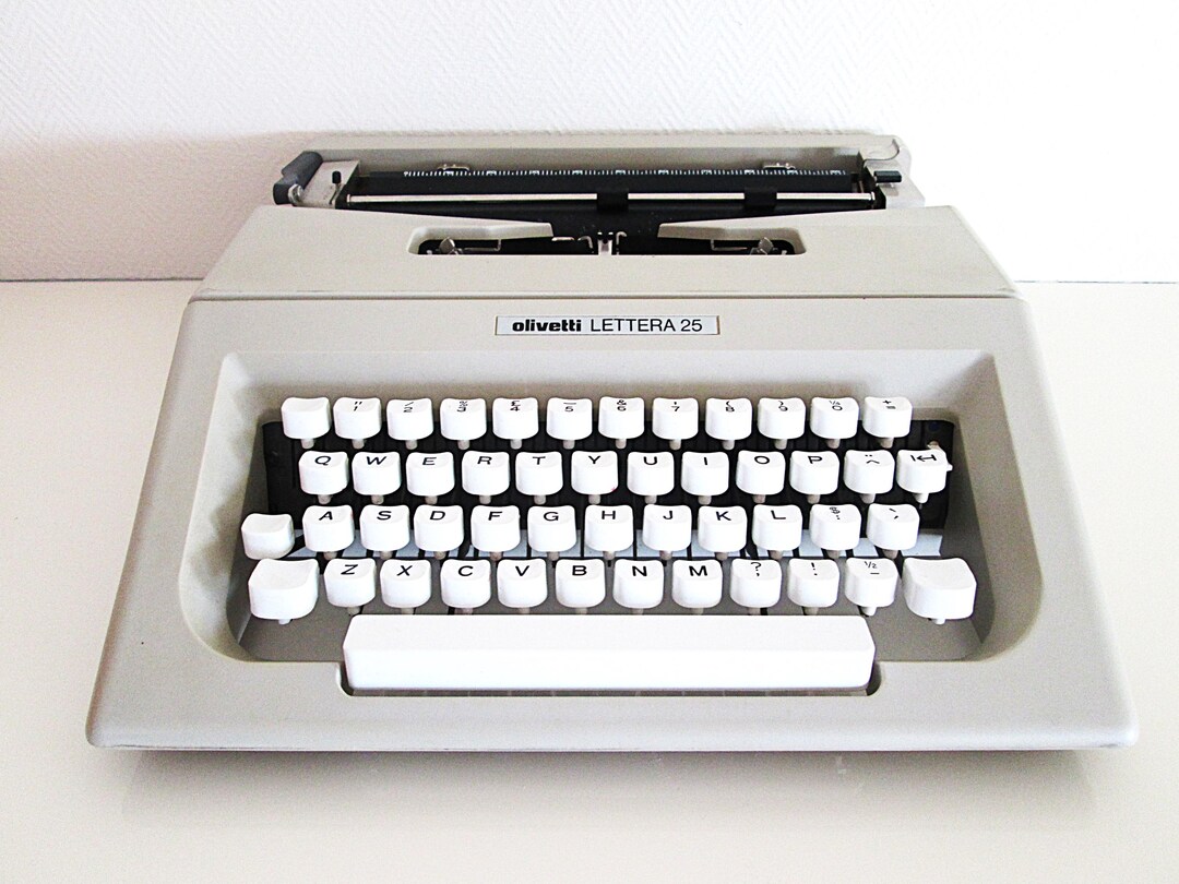 Vintage Italian Design Olivetti Grey Mechanical Portable Hand Typewriter Lettera 25, Designed in ...