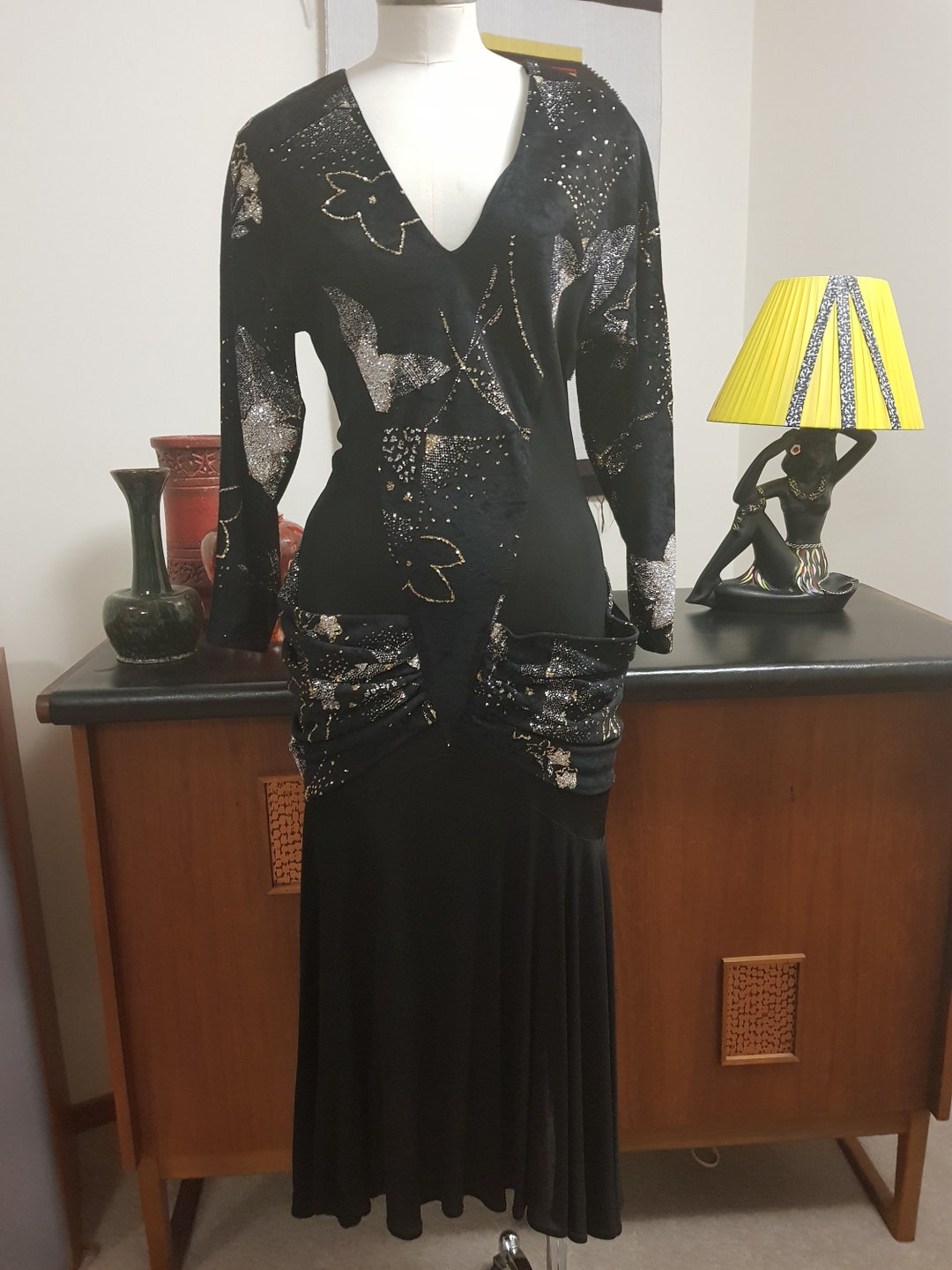 Standout Curvaceous Black Cocktail Dress Gold Silver Bodice Sleeves Hip ...
