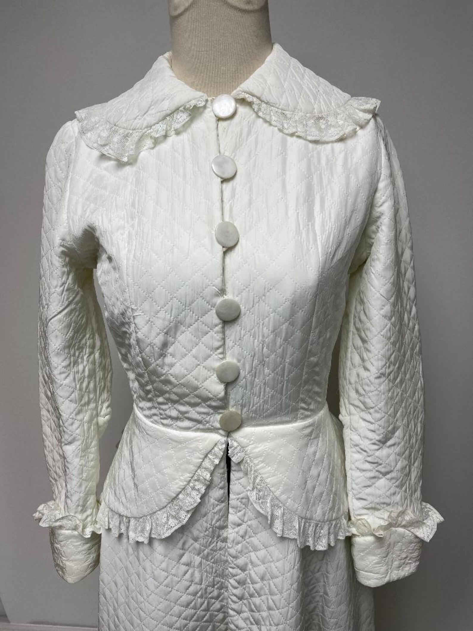 1950's White Quilted Lounging Robe | Buttoned Front Bodice | Lace ...