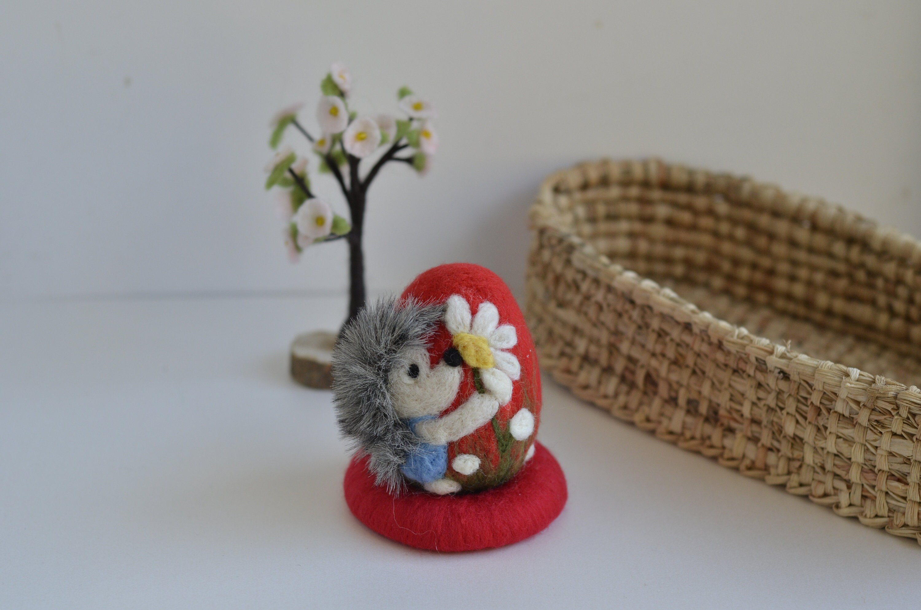 Easter decoration easter egg hedgehog and daisy handmade felt | Etsy