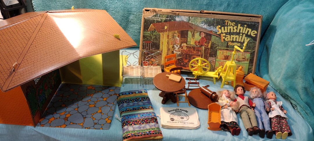 The Sunshine Family Doll House5 Very Good Family Dolls and Accessories ...