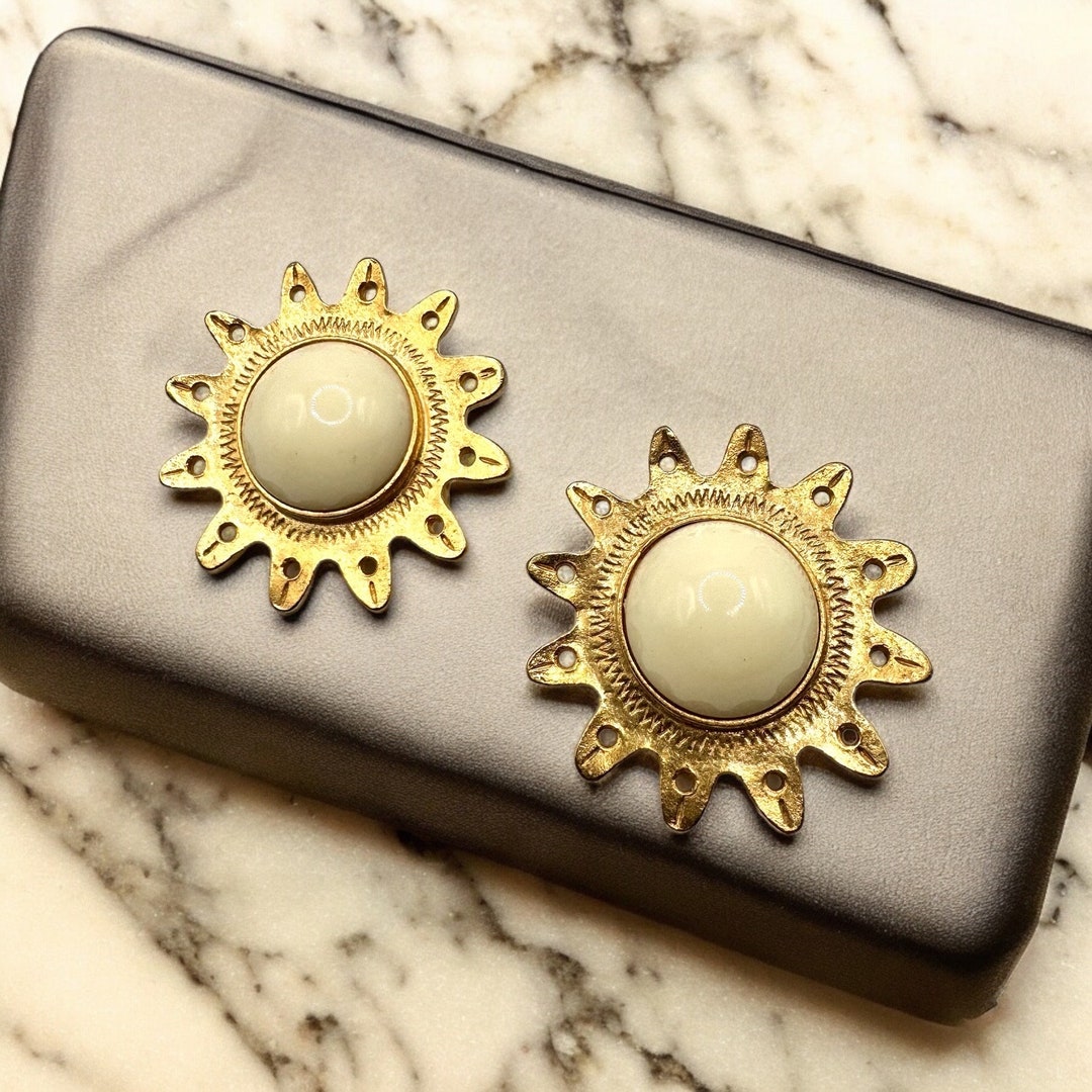 Vintage Sunburst Matte Gold Tone Cutout Lucite Cabochon Sun Chunky 1 5/ ...