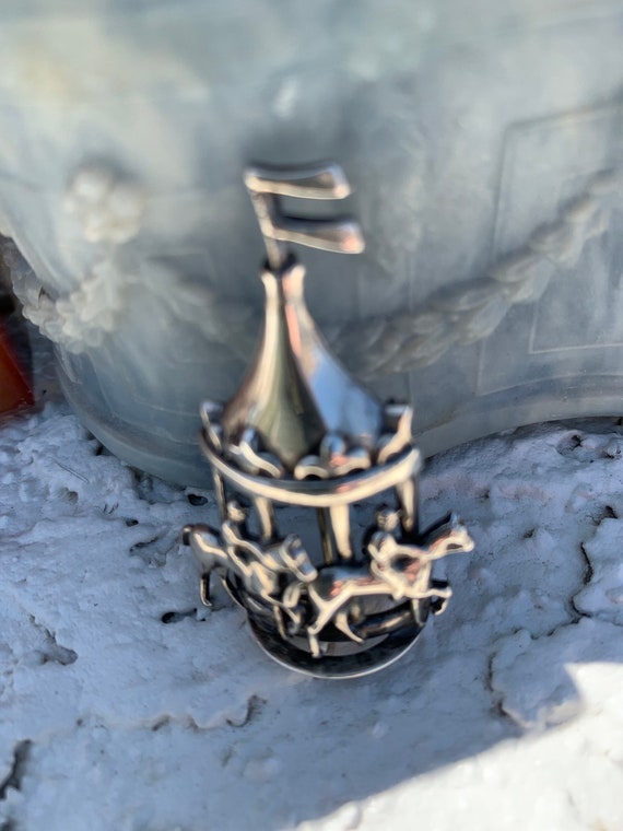 Sterling silver merry go round jockey brooch. - Gem