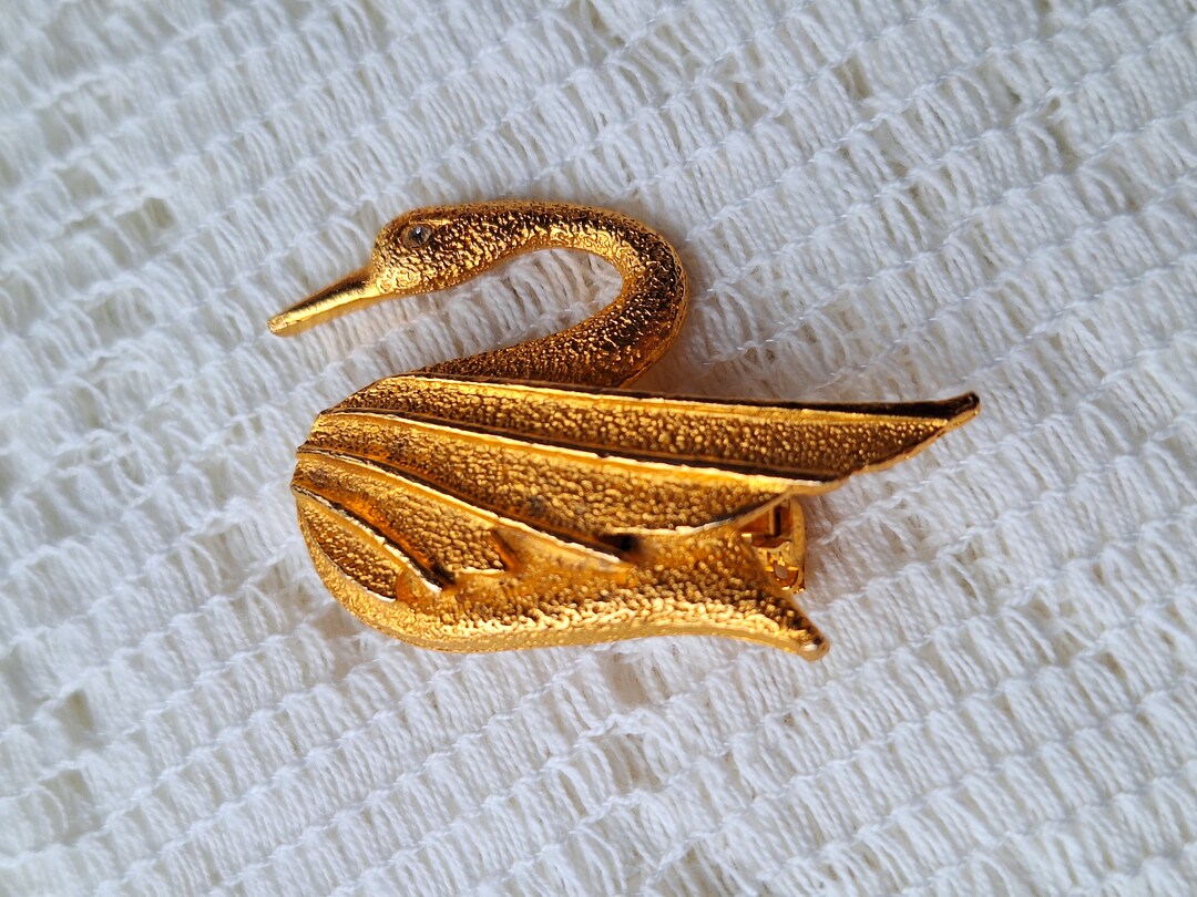 Vintage 1950s. DFA, (dubarry Fifth Avenue) Textured Gold Swan Pin ...