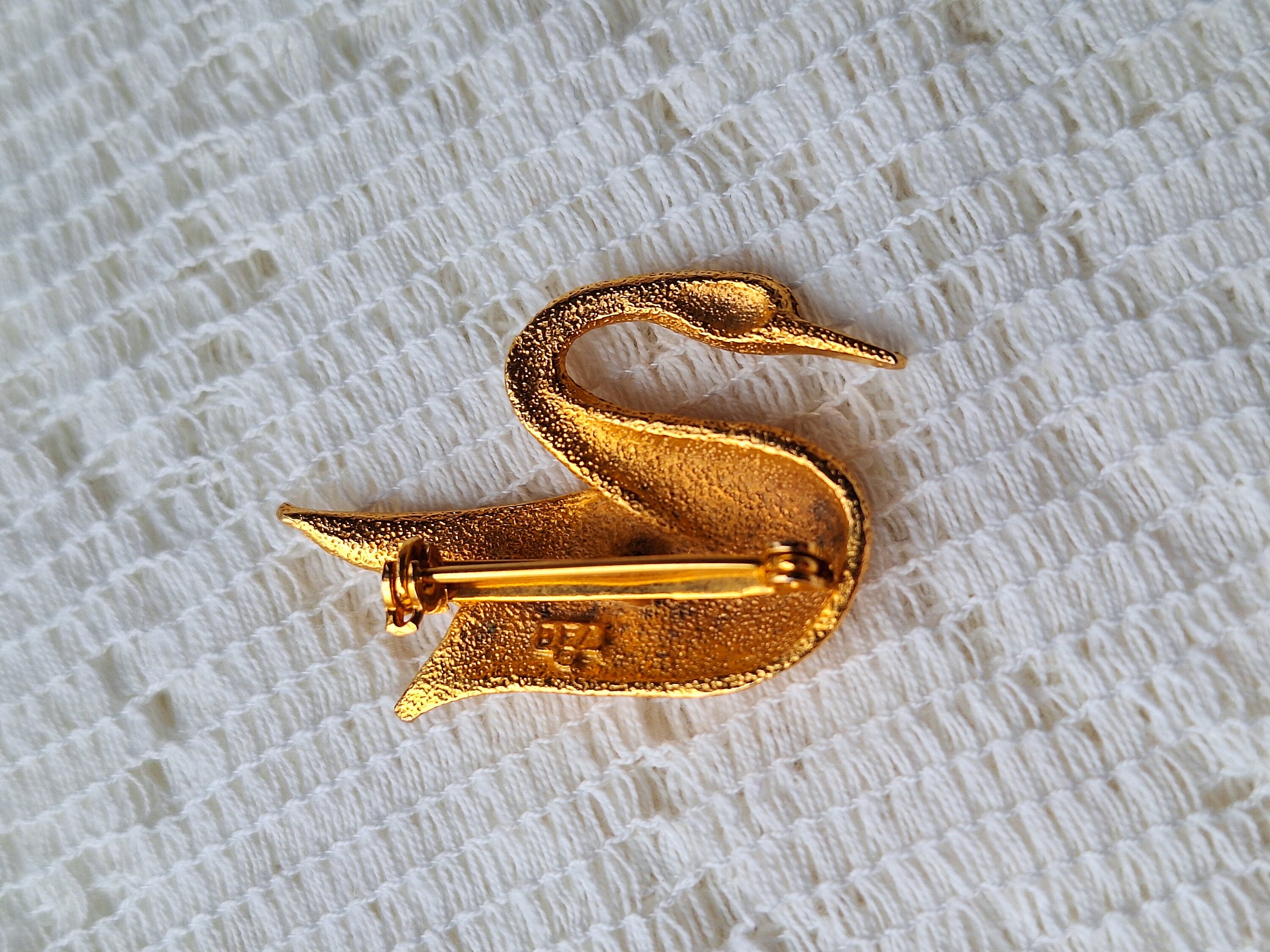 Vintage 1950s. DFA, dubarry Fifth Avenue Textured Gold Swan Pin Brooch ...