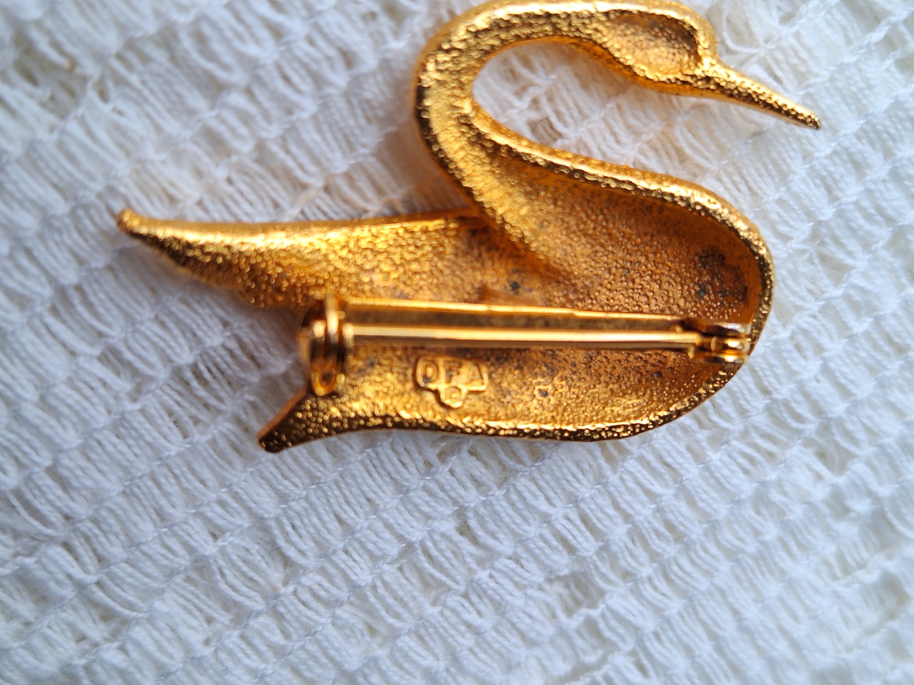 Vintage 1950s. DFA, dubarry Fifth Avenue Textured Gold Swan Pin Brooch ...
