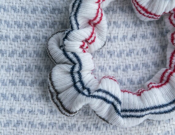 Drie strepen en je bent uit Scrunchie de Varsity-collectie | Etsy