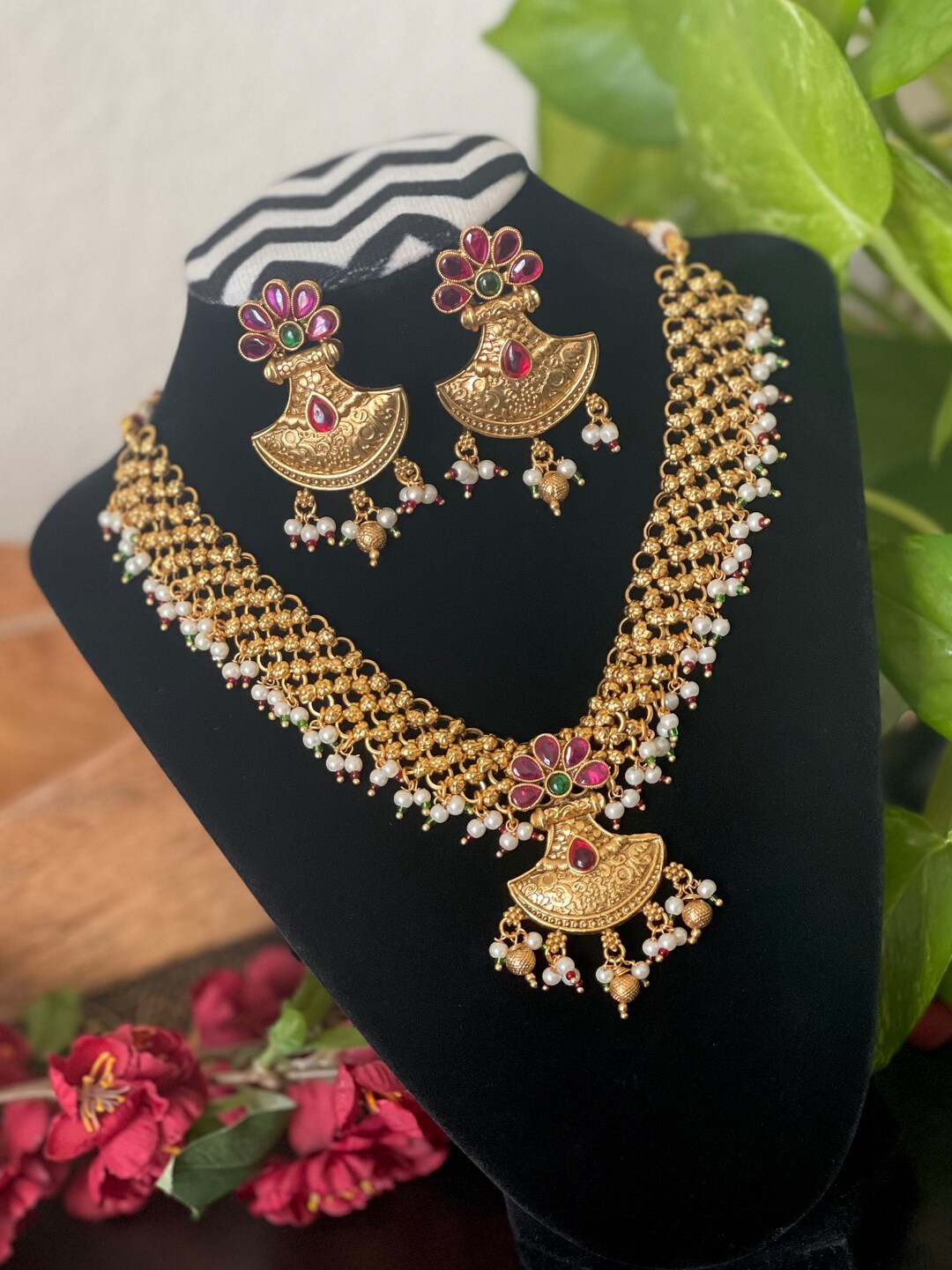 Antique Gold Finished Necklace Set With Matching Earrings / Kemp Gold ...