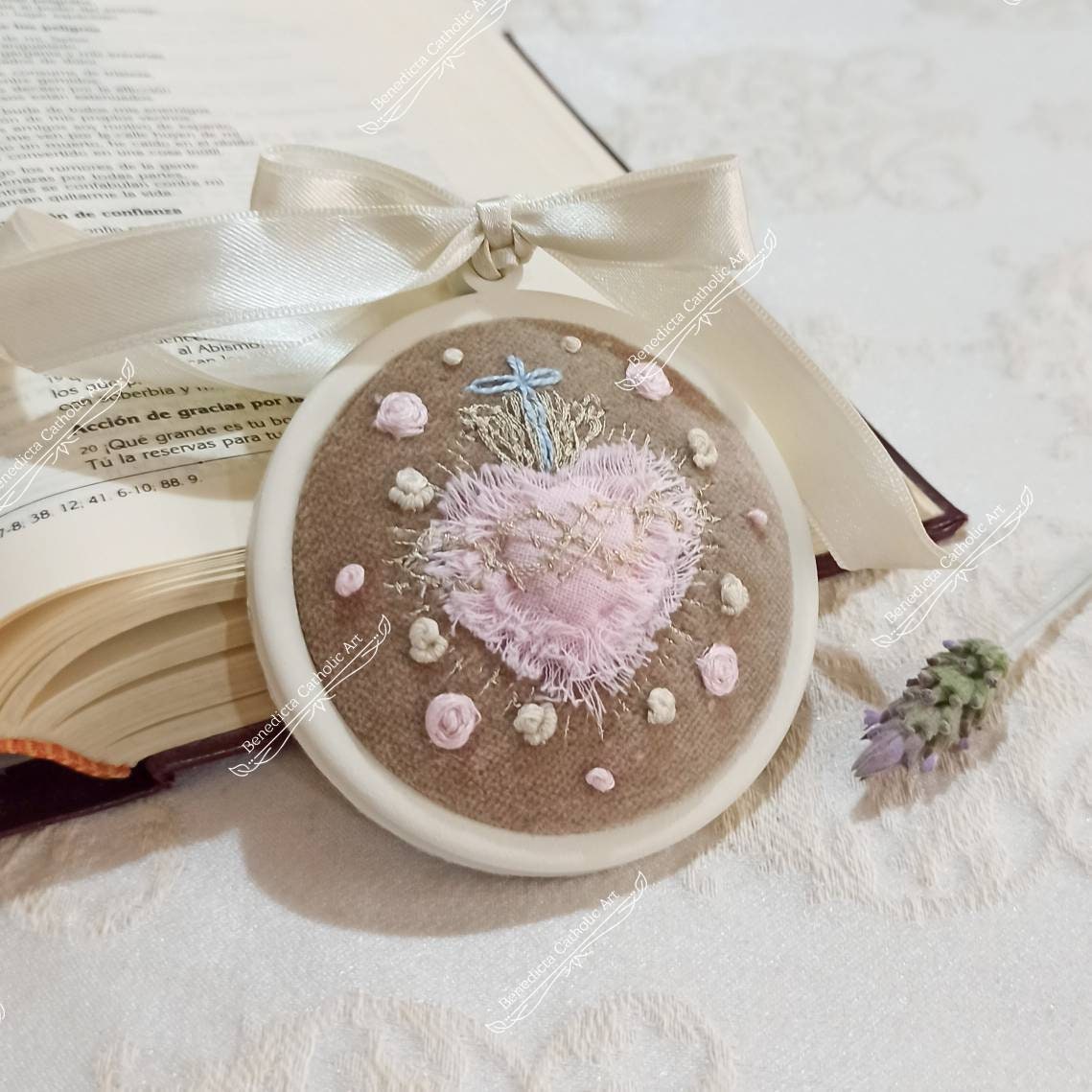 Crib Medal of the Sacred Heart of Jesus, Beige and Pink Beautiful ...
