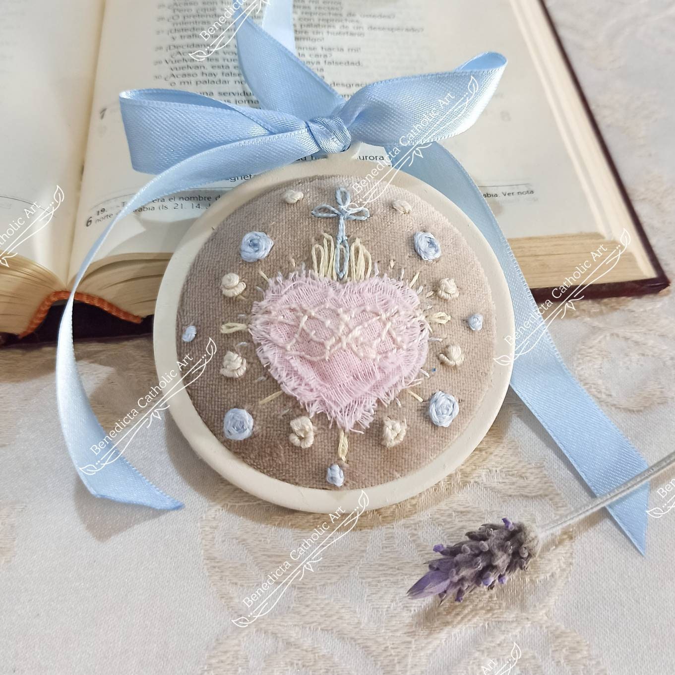 Crib Medal of the Sacred Heart of Jesus, Beige and Light Blue Flowers ...
