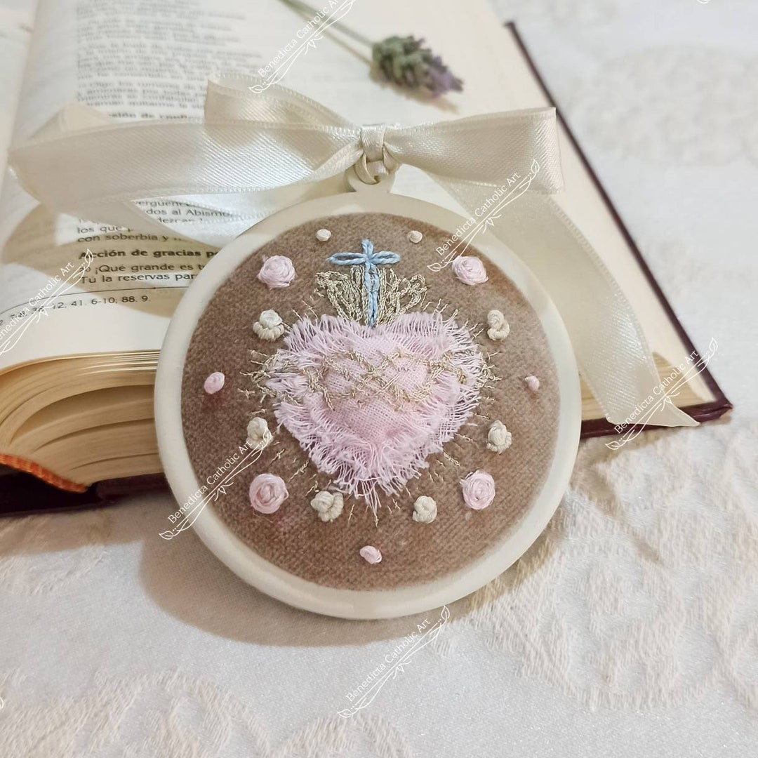 Crib Medal of the Sacred Heart of Jesus, Beige and Pink Beautiful ...