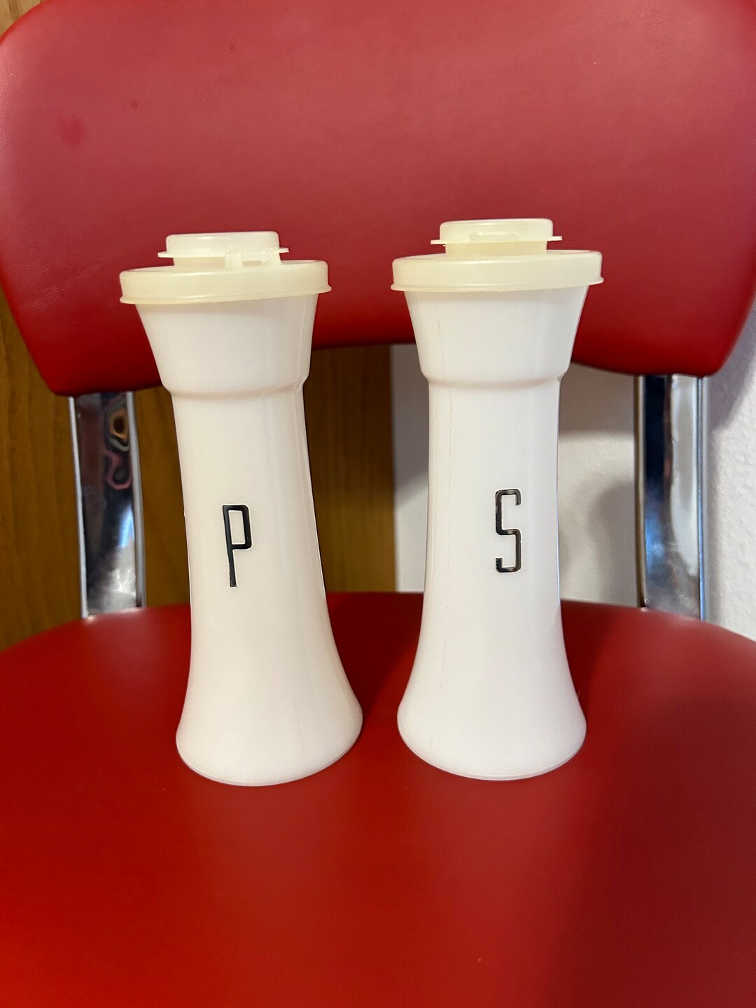 Vintage Tupperware 6" Hourglass White Salt & Pepper Shakers #718 With ...