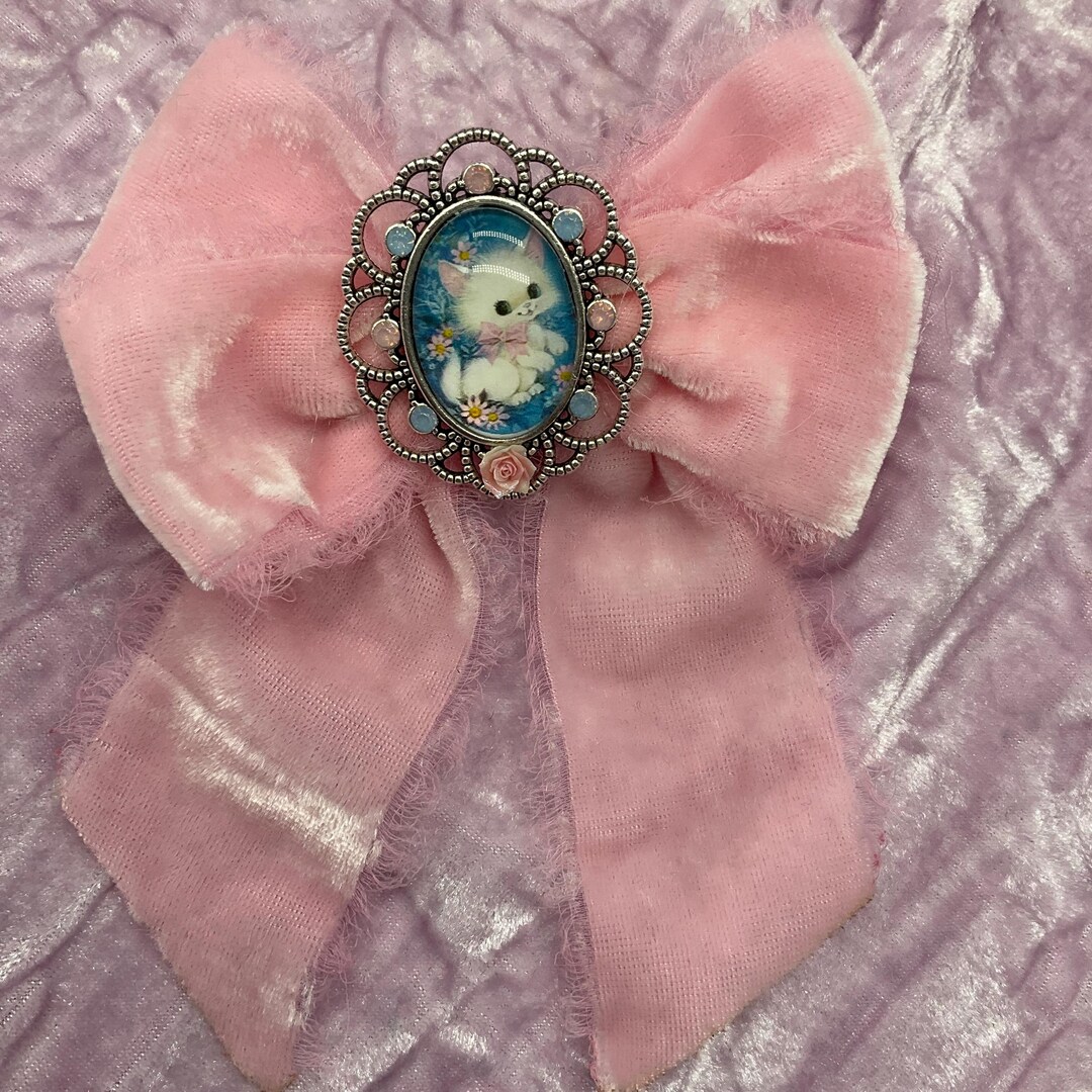 Vintage Style Gorgeous Light Pink Frayed Velvet Fluffy White Kitten Cat ...