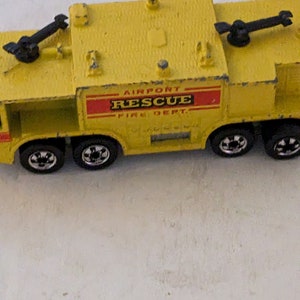 Diecast Hot Wheels Rescue Airport Fire Truck Workhorse Nozzles Work 4 ...
