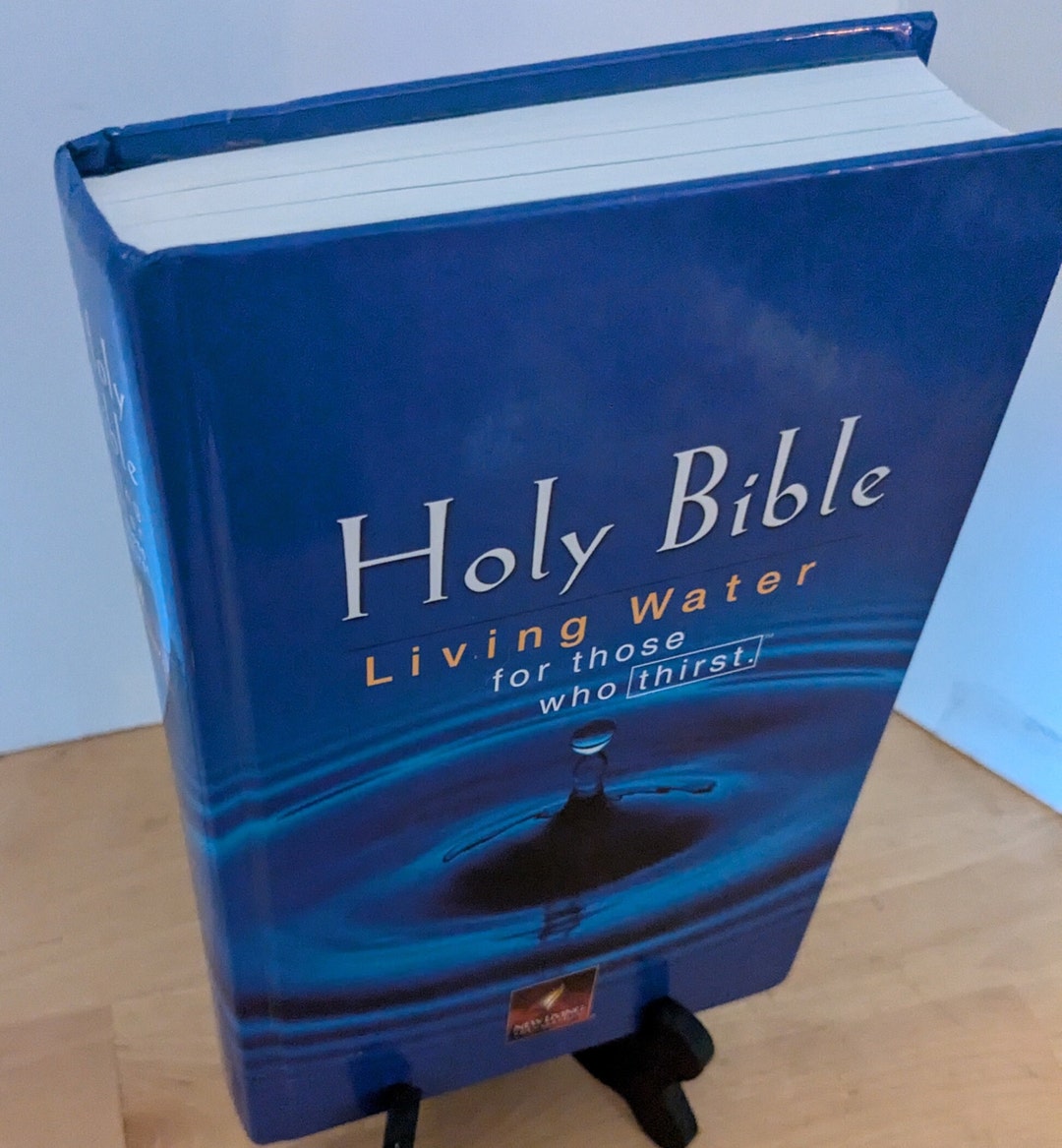 Book Holy Bible Living Water Edition Hard Glossy Cover Tyndale House ...