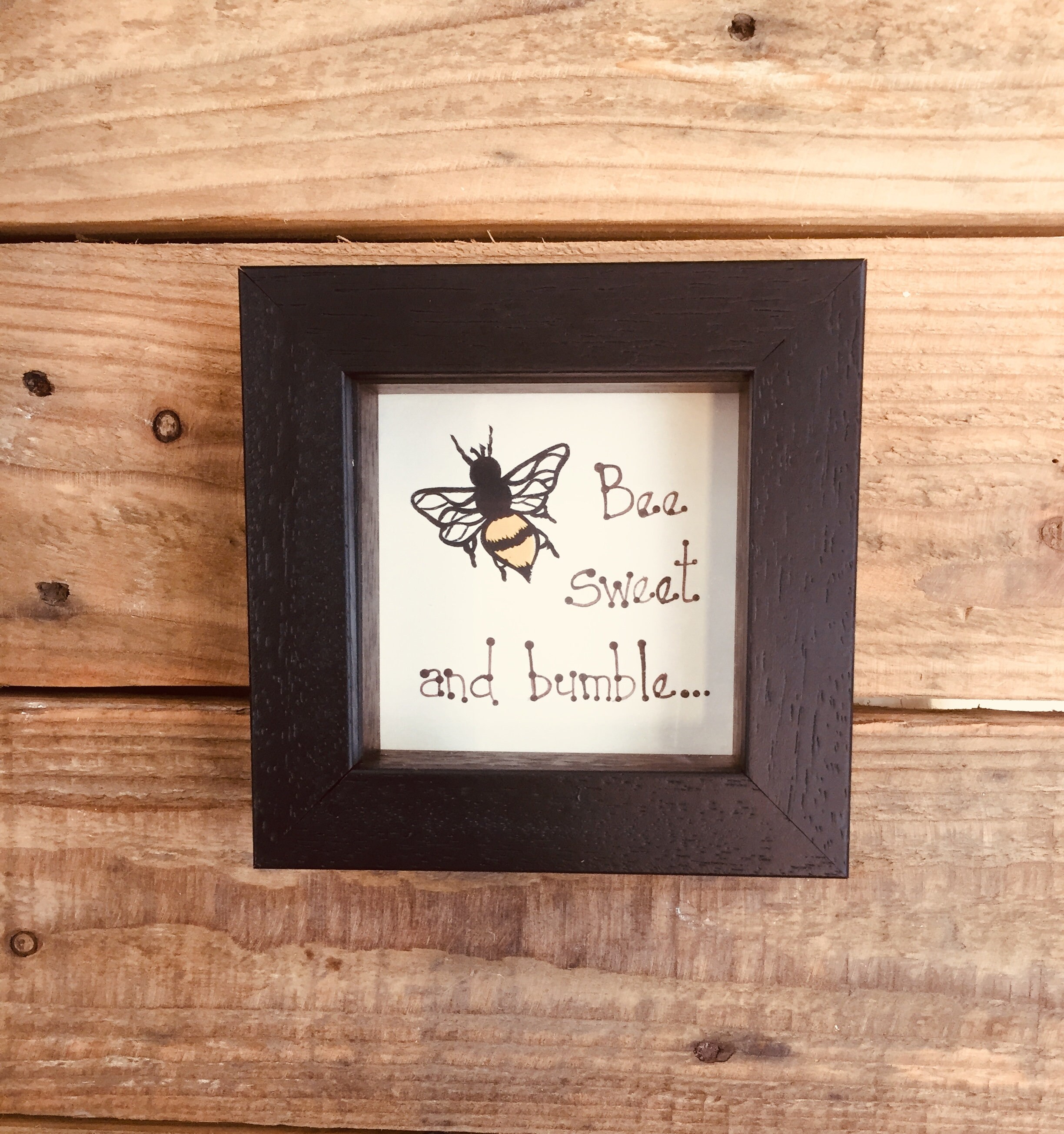 Tan lindo como Puede Bee Abeja pintada a mano 11cm marco cuadrado ...