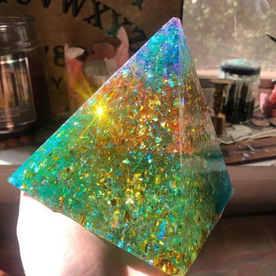 Home Décor Ornaments & Accents Gold Resin Pyramid Paperweight Home ...