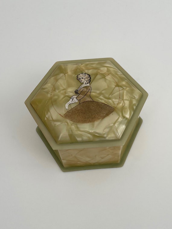 1920s powder box in lucite with lady design and powde… - Gem