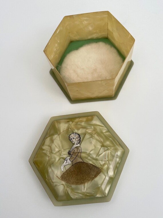 1920s powder box in lucite with lady design and powde… - Gem