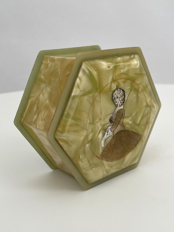 1920s powder box in lucite with lady design and powde… - Gem