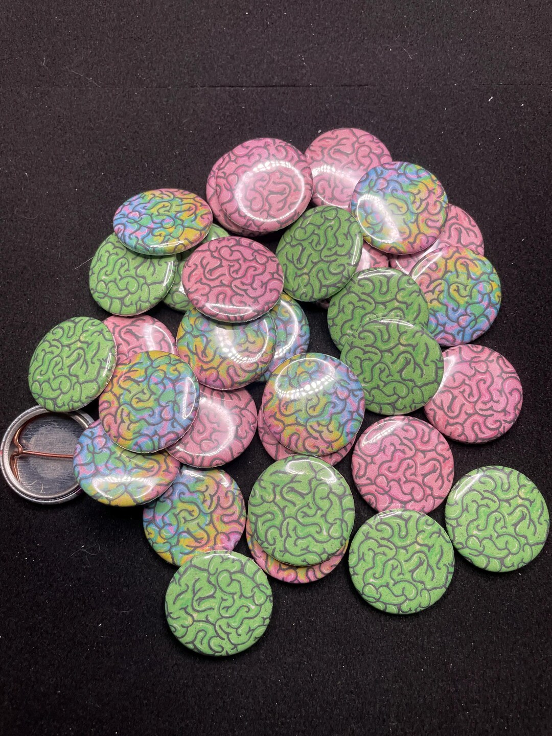 Brain Spooky Scary Organs Cute Kawaii Pins Buttons Badges Rainbow Pink ...