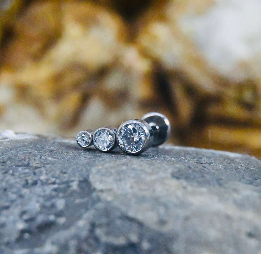 16G 1,2mm Three Zircon Jewelled Labret Cartilage Stud G23 Titanium ...
