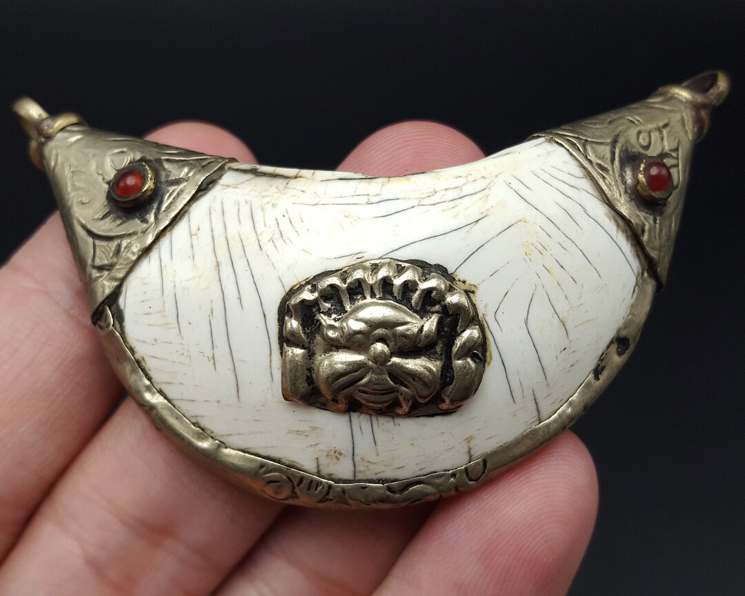Old Tibet Nepal Conch Shell Lion Boomerang Etched Tribal NAGLAND Silver ...