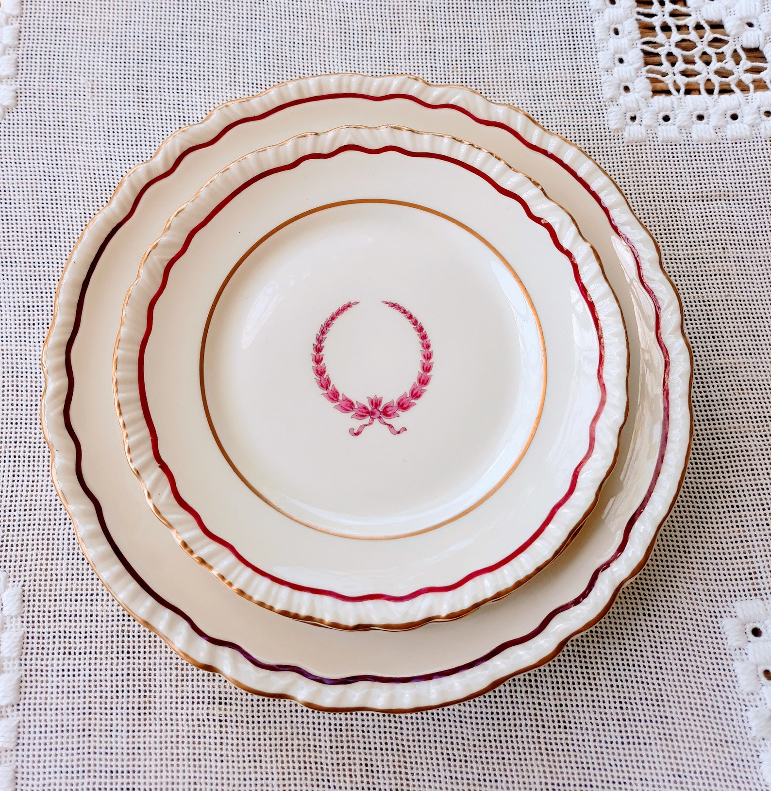 Warwick Neo Classic Red Scallop Edge Salad Bread Plates Set of 6 Gold ...