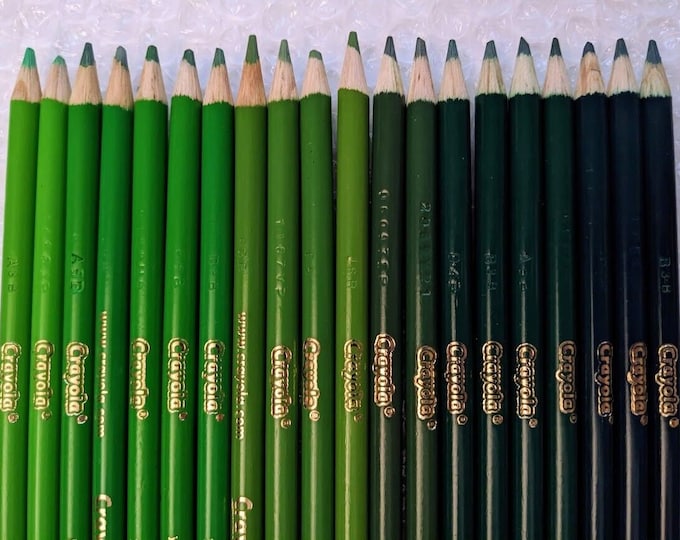 20 Crayola Green Colored Pencil Crayons Full Length Set Preowned Mixed ...