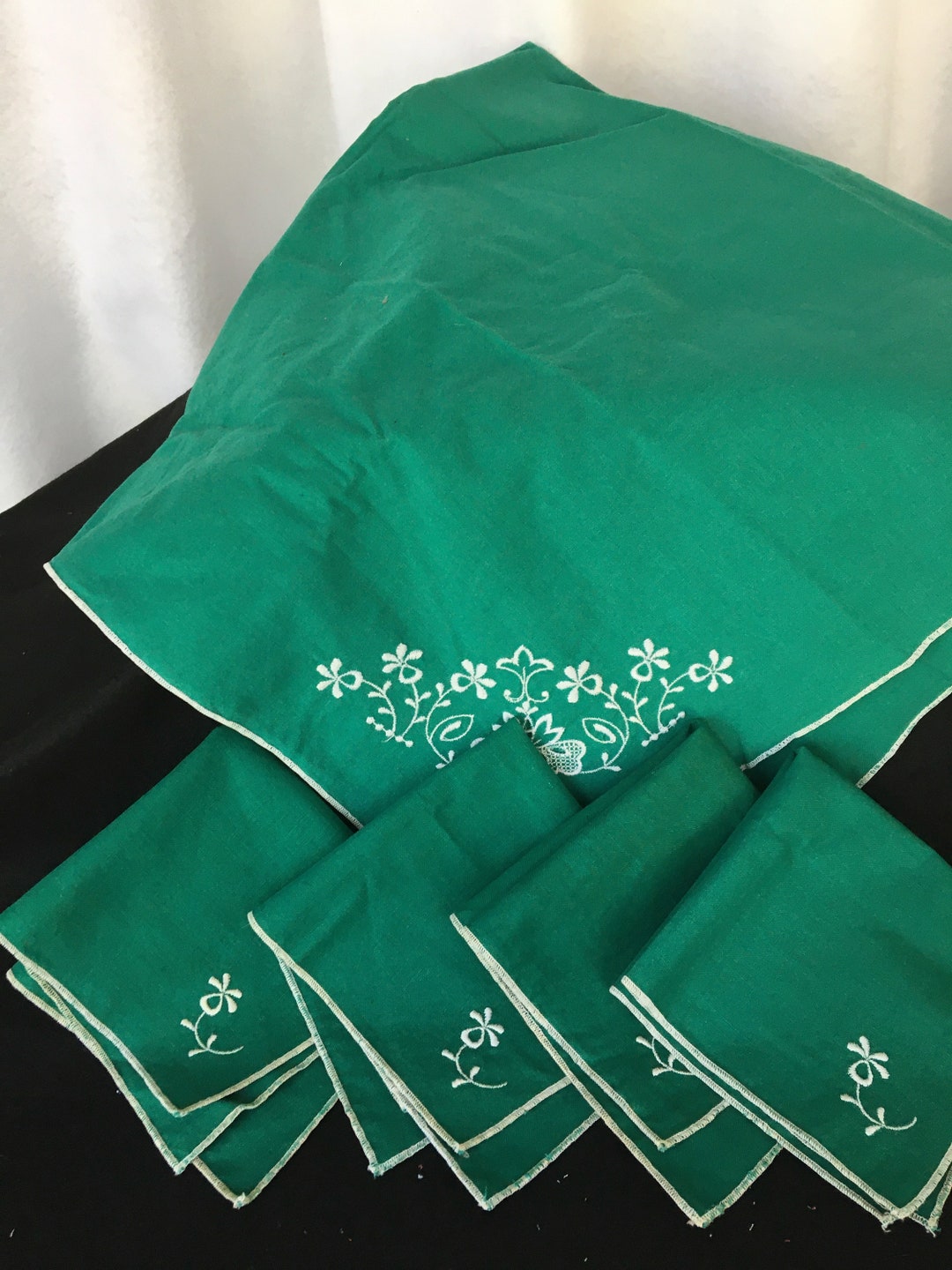 Vintage Bright Jade Green Embroidered Tablecloth and 4 Napkins - Etsy
