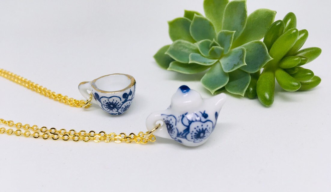 Cute tea cup tea pot charm necklace in delicate blue & white - Etsy.de