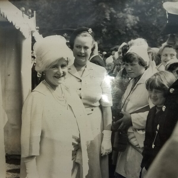 Elizabeth Bowes Lyon - Etsy