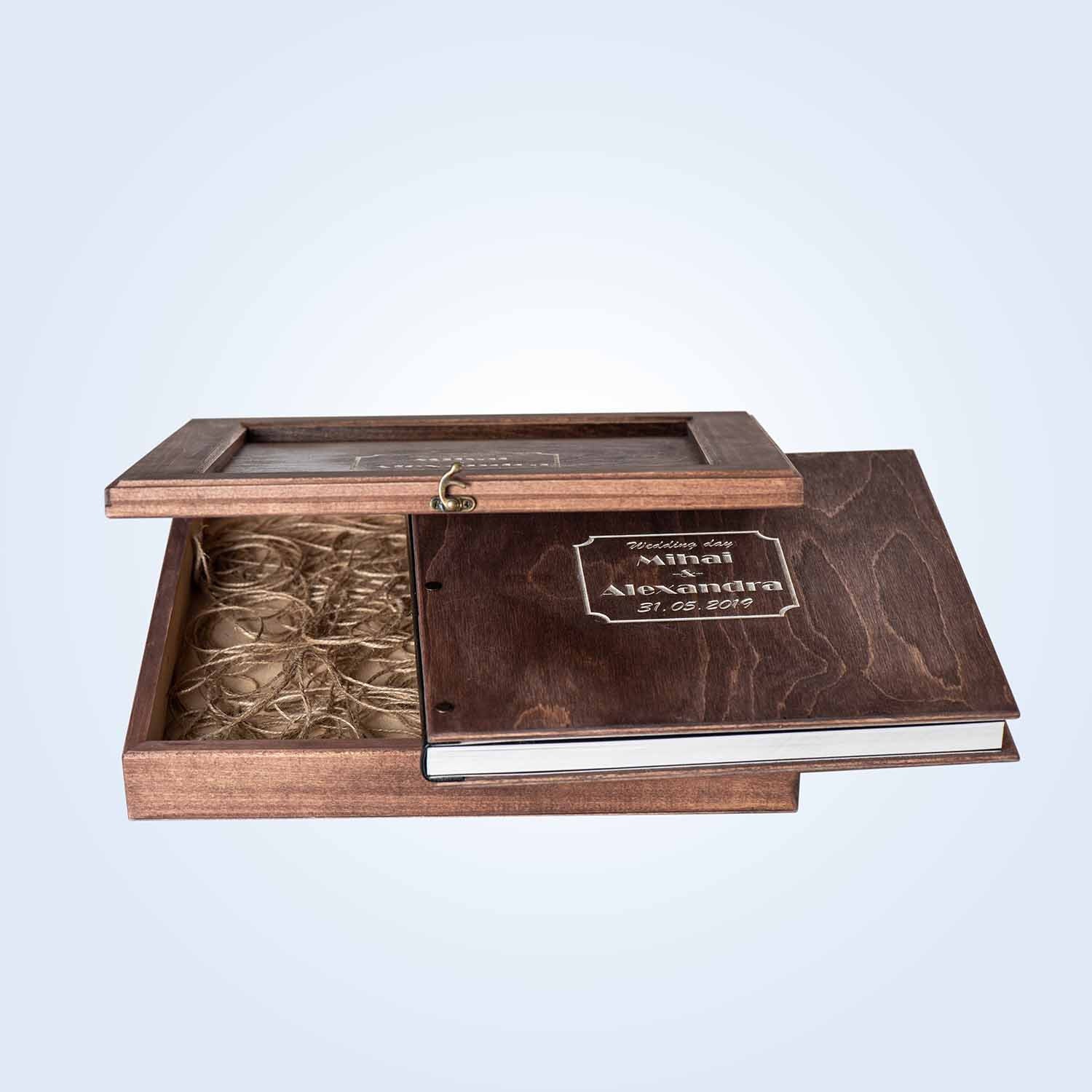 Wooden wedding album box | Beachweddingtips.com