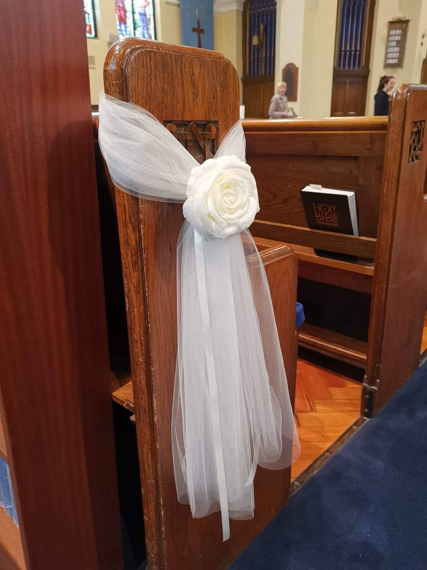 Church pew covers for weddings | Beachweddingtips.com