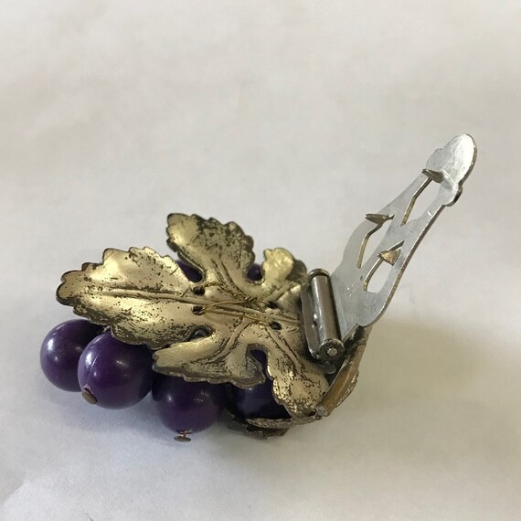 Bakelite, Vintage, Dress Clip, Fur Clip, Grapes, Vine… - Gem