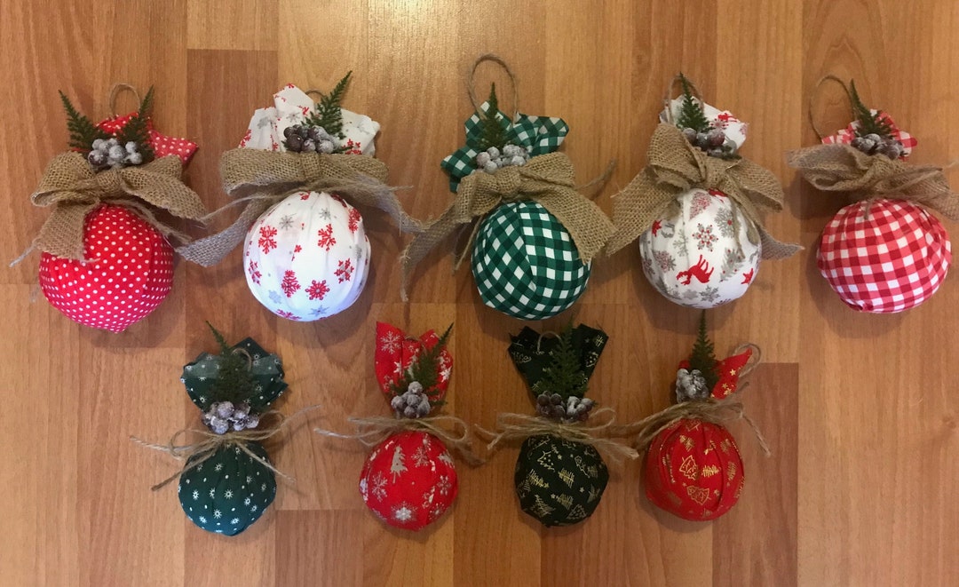 Handmade fabric string Christmas baubles - Etsy.de