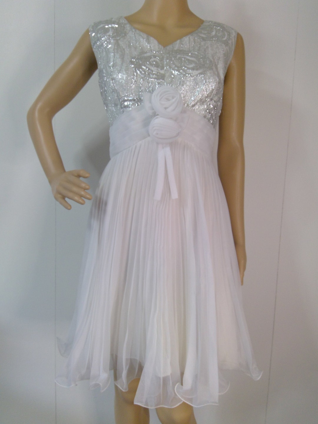 70s Vintage Textured Silver Lame & White Sheer Chiffon Accordion ...