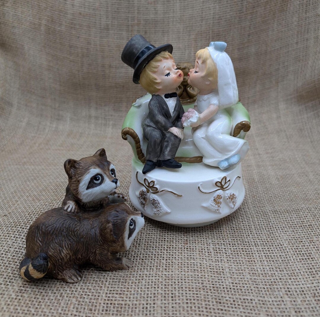 Bride & Groom Music Box, Kissing Couple, Vintage Wedding Cake Topper ...