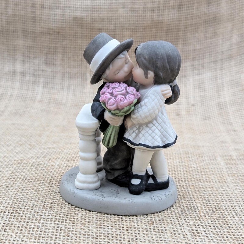 Kissing Figurine - Etsy