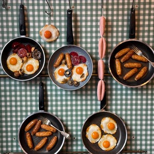 FAKE FOOD Breakfast Fry-up, Classic Fry-up Replica in Frying Pan, Fried ...