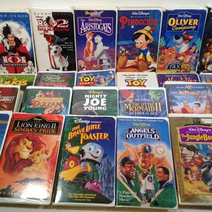 24 Vintage Disney Live Action & Animated Movies VHS Tapes Peter Pan and ...