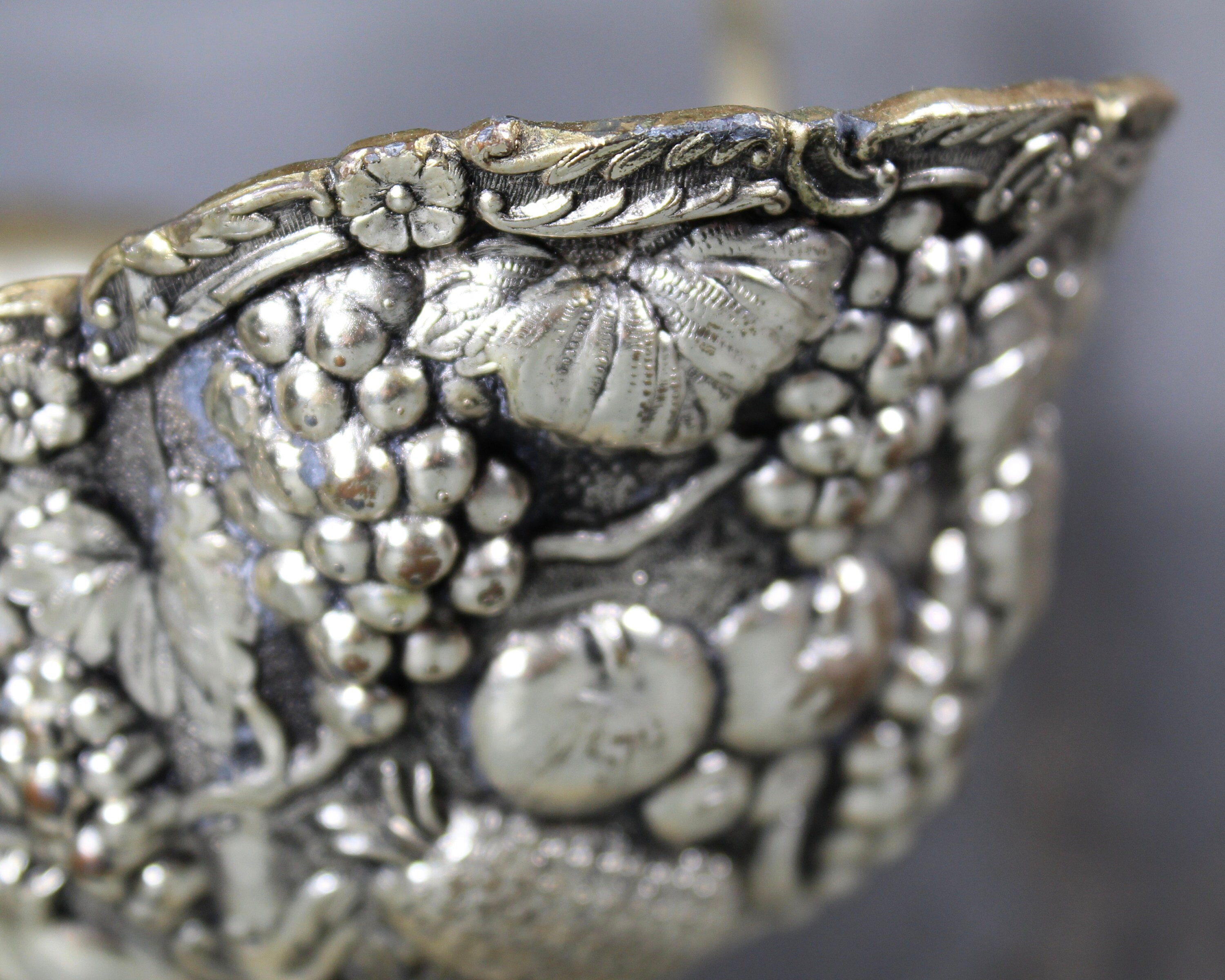 Vintage Ornate Silver-toned Serving Dish With Handle | Fruit Vintage Ornate Silver-toned Serving Dish With Handle | Fruit