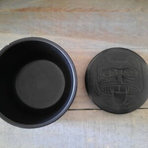 Vintage Pearlite Canada Handcrafted Heavy Tribal Carved Black Round ...