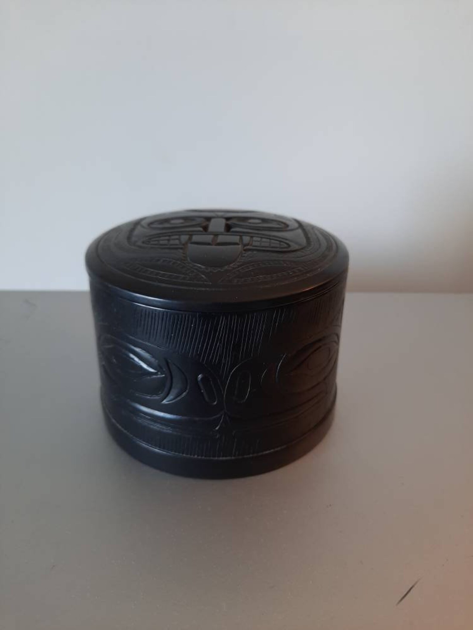 Vintage Pearlite Canada Handcrafted Heavy Tribal Carved Black Round ...